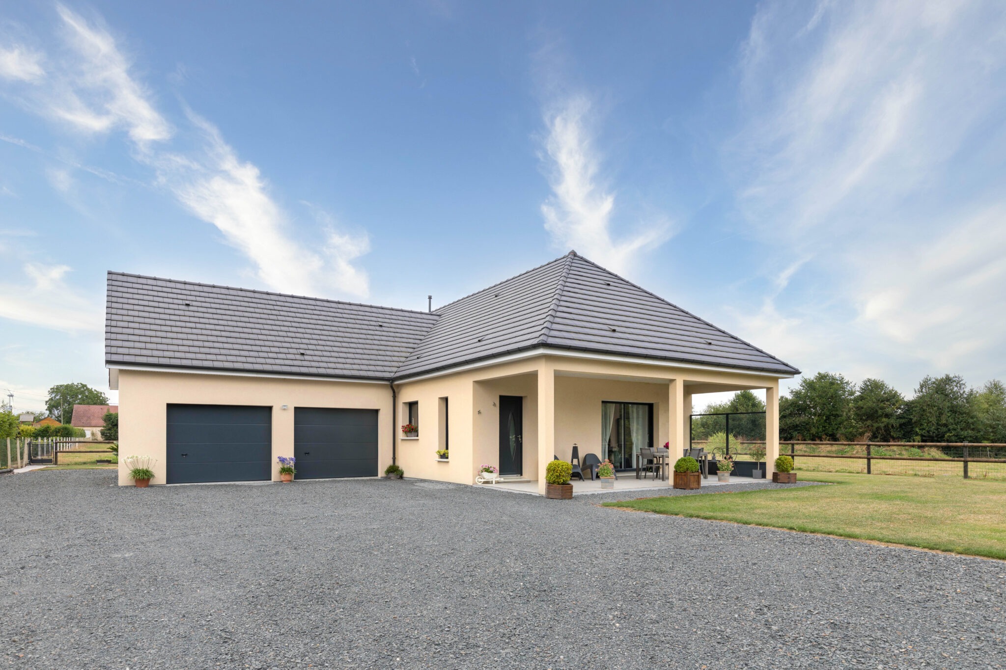 Maison plain pied double garage - Maisons Coudrelle